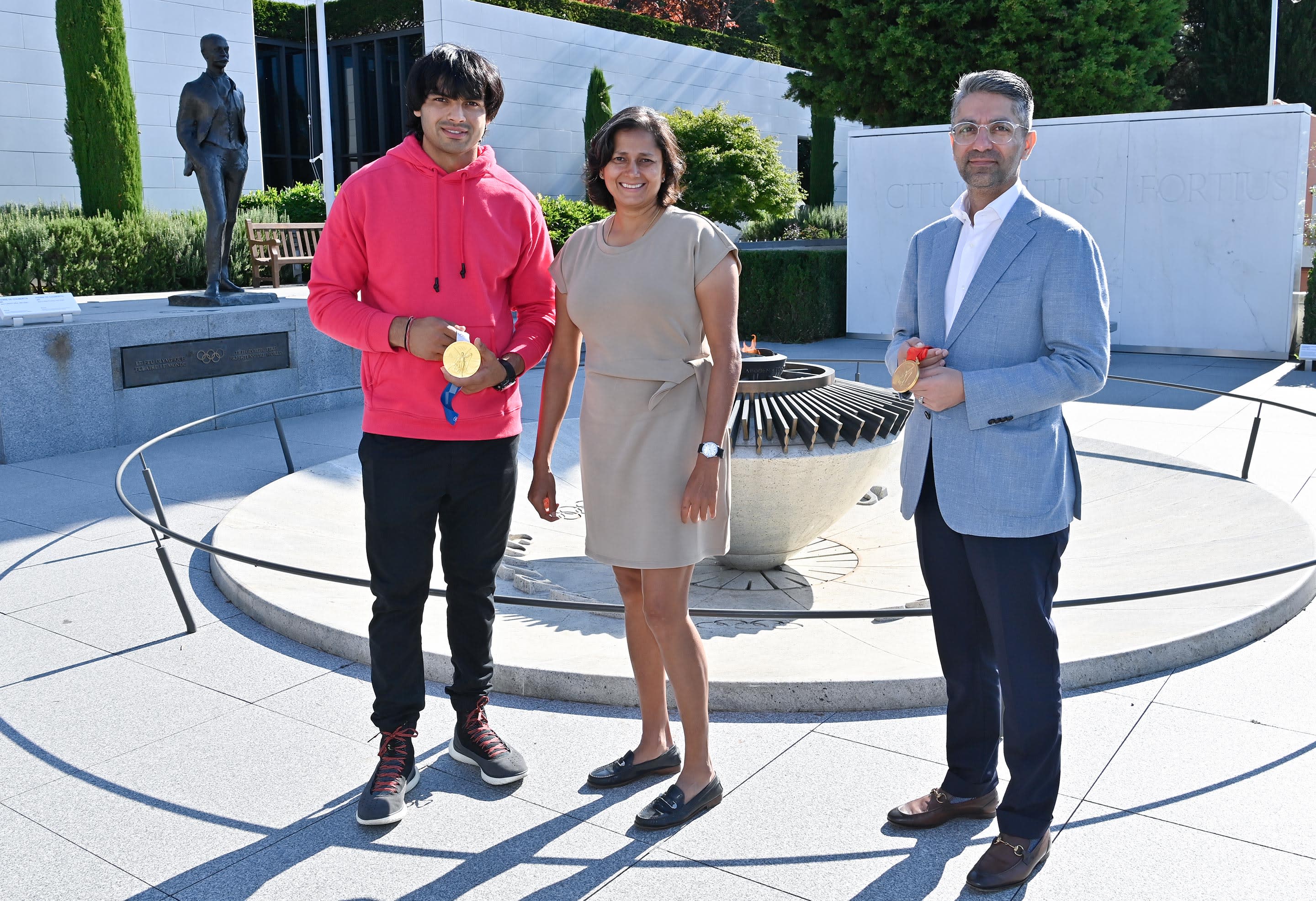 Neeraj Chopra gifts Tokyo 2020 gold-medal-winning javelin to The ...