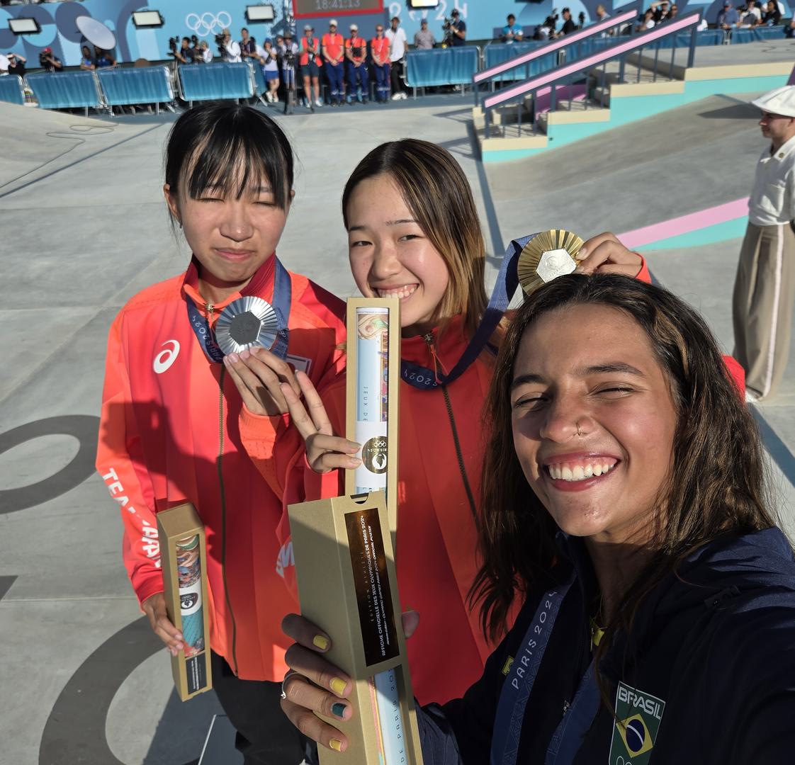 Paris 2024 medallists capturing “Victory Selfies” thanks to Samsung