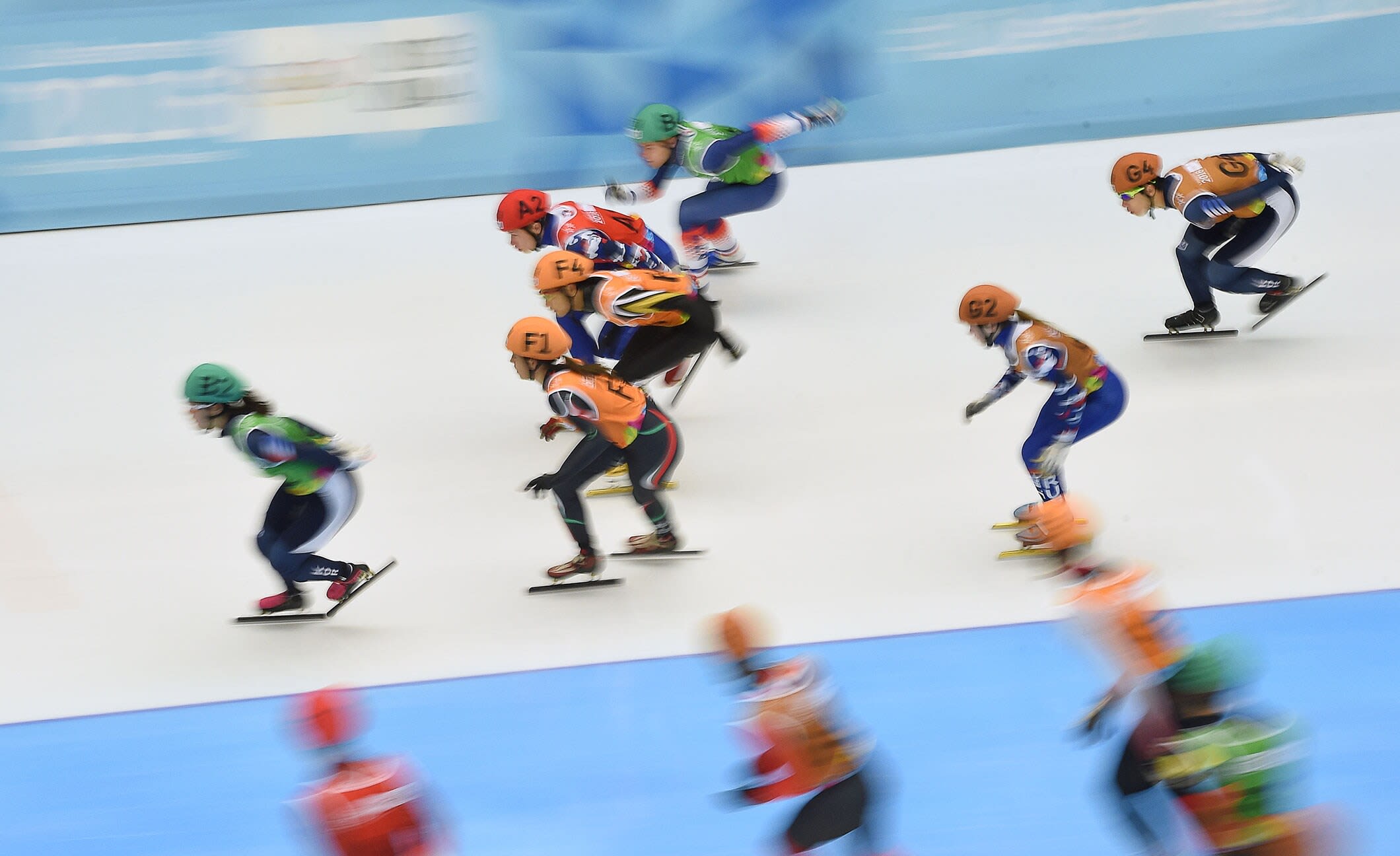 Short track speed skating finishes with spectacular relay - Olympic News