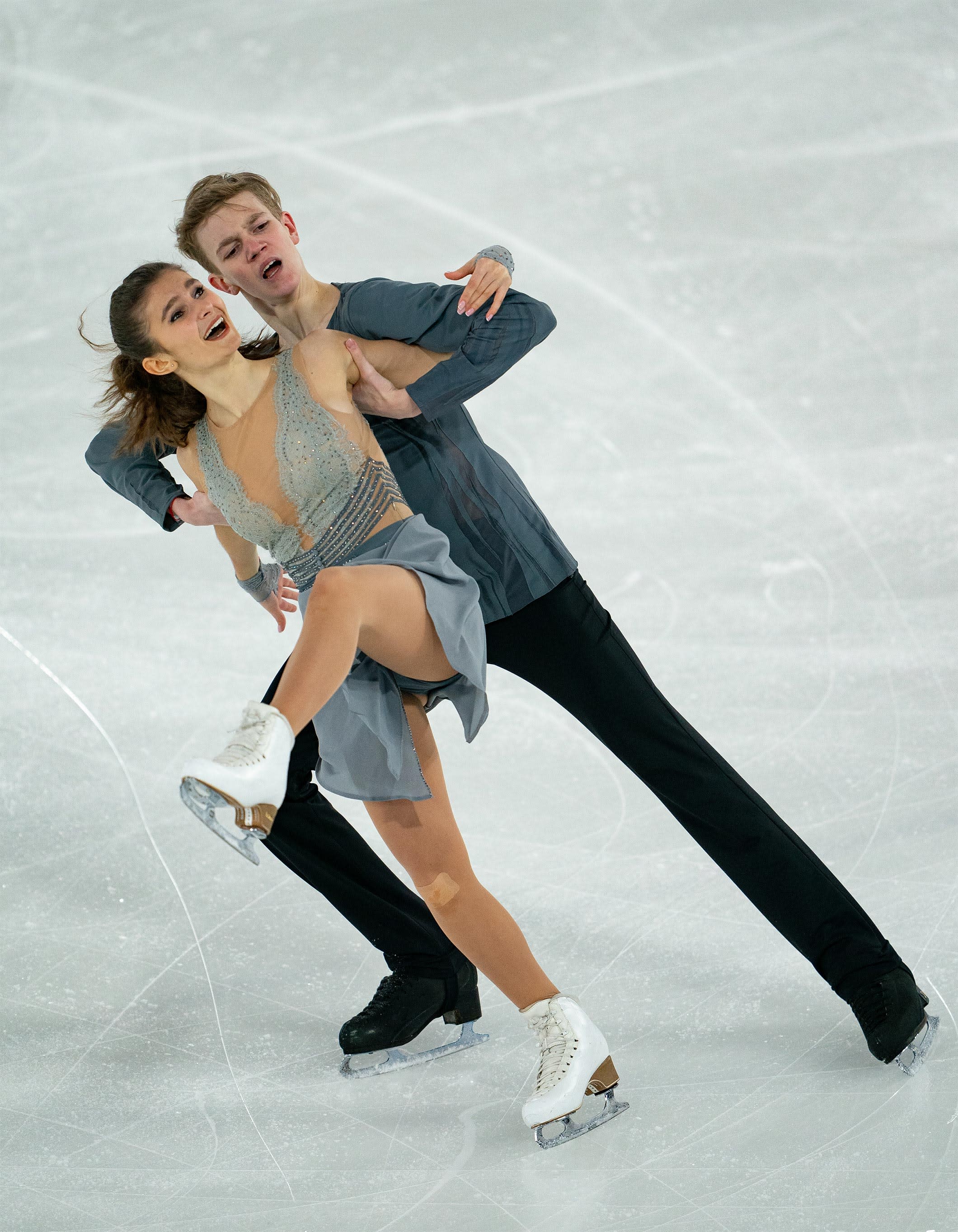 Russian ice dancers live up to golden expectations - Olympic News