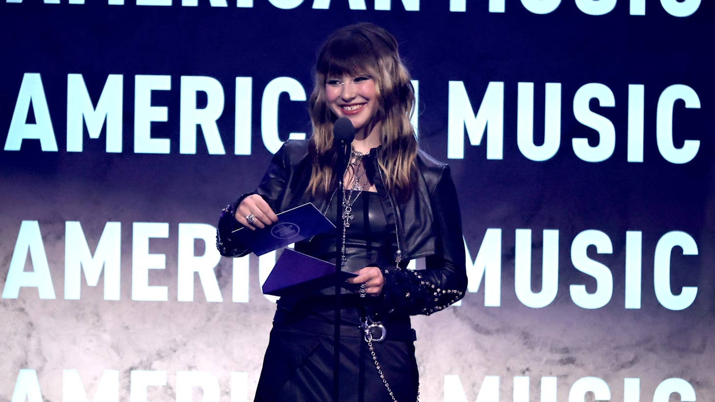 Alysa Liu presents "Best Rock/Alternative Artist" trophy at American ...