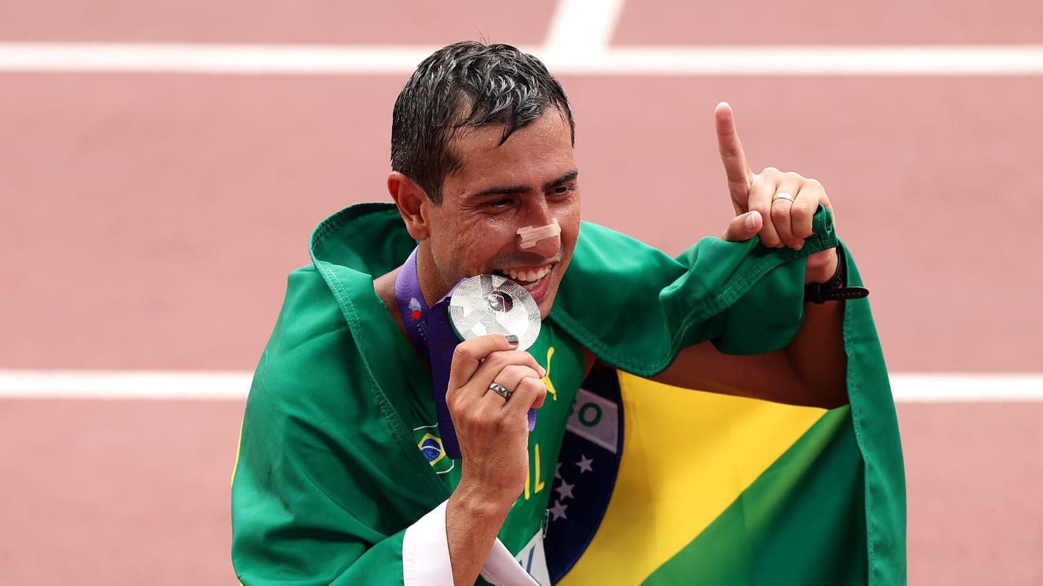 Caio Bonfim conquista a medalha de prata nos 35km da marcha atlética no ...