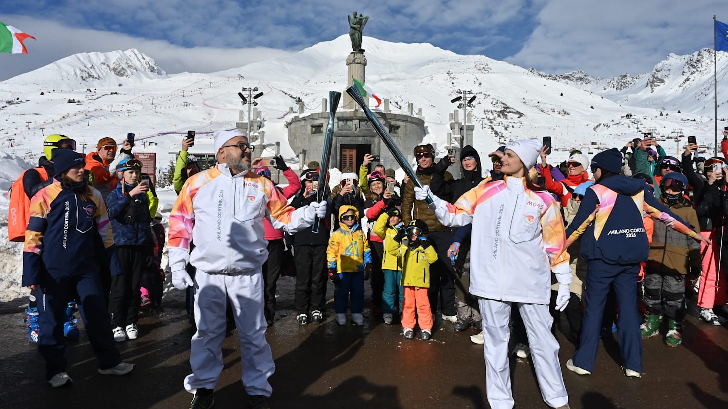 The summary of the 54th stage of the Olympic Torch Relay, with arrival ...