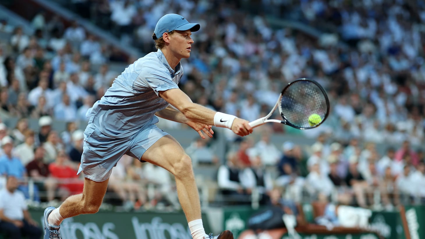 Jannik Sinner oggi al Roland Garros 2026, quando gioca contro Juan ...
