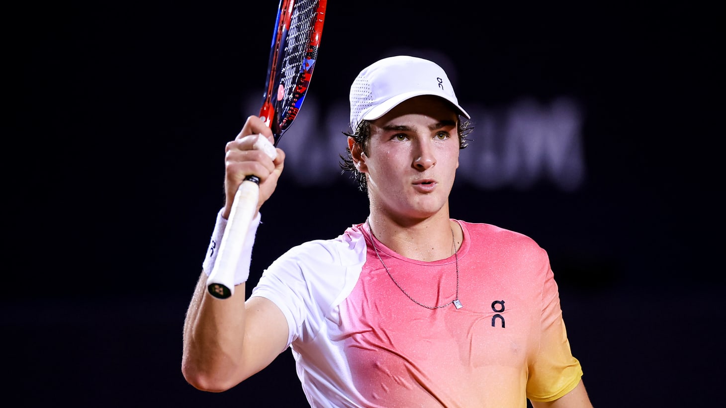 João Fonseca avança às quartas do ATP 500 da Basileia 2025 com abandono ...