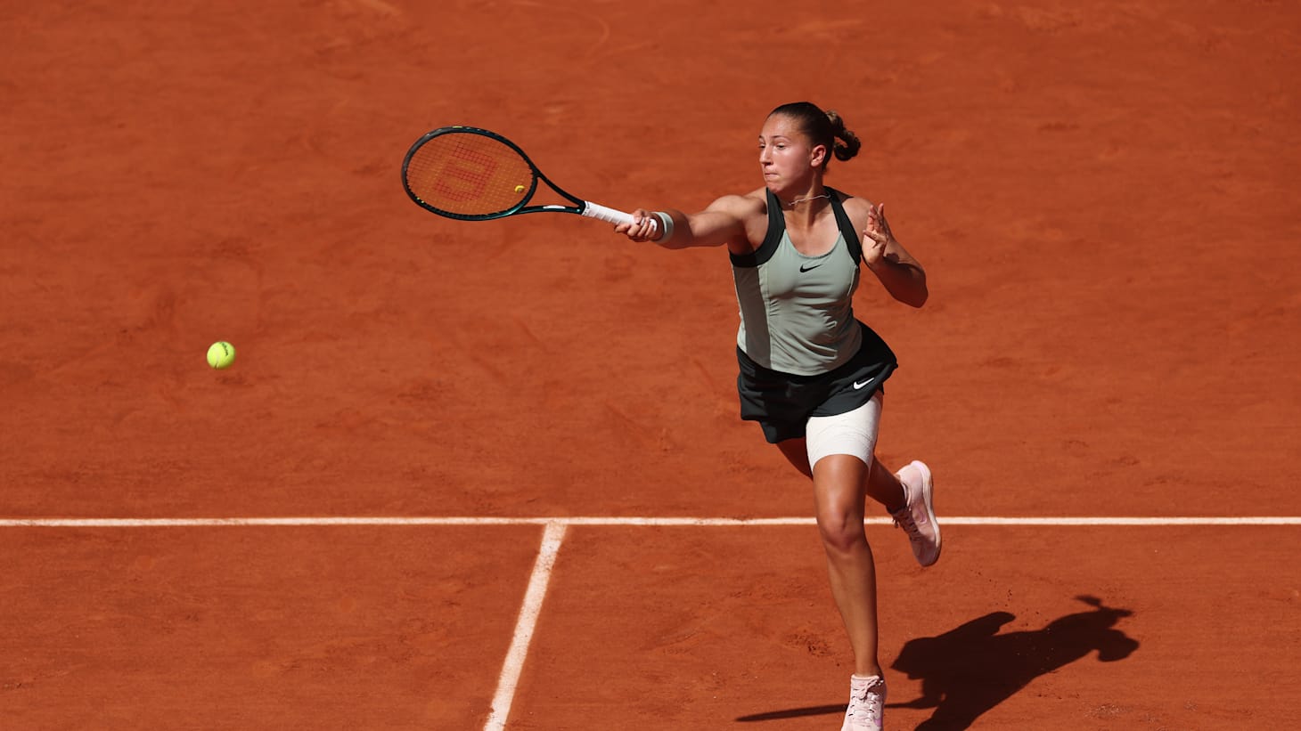Tennis - Roland-Garros 2026 : Diane Parry s’offre Amanda Anisimova et ...