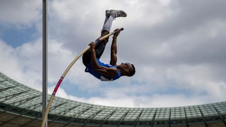 pole vault pole snaps