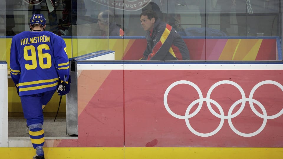 How does the penalty box work in Olympic ice hockey?