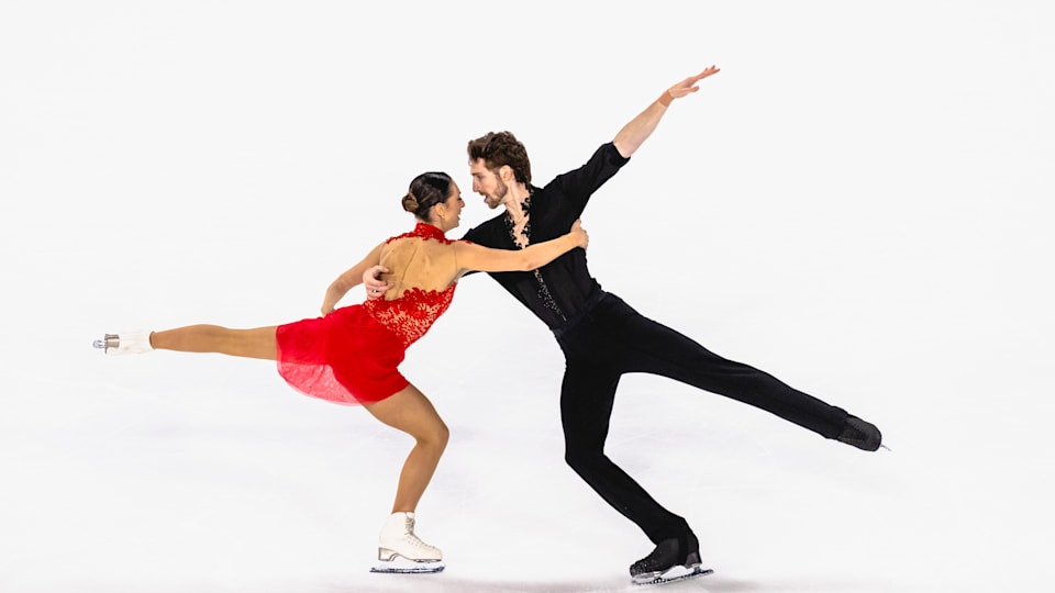 “Fire” and “Sun”: Italy’s Sara Conti and Niccolo Macii set ice ablaze ...