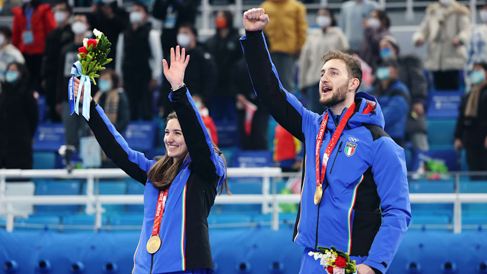 Finale curling: l'Italia è oro nel doppio misto | Momento Olimpico dell ...