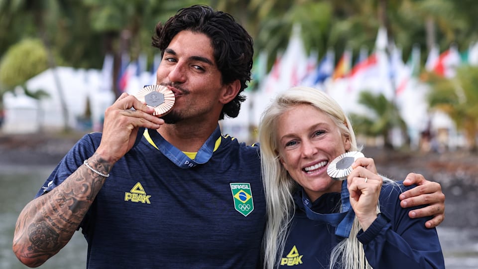 Brasil celebra prata de Tatiana Weston-Webb e bronze de Gabriel Medina ...