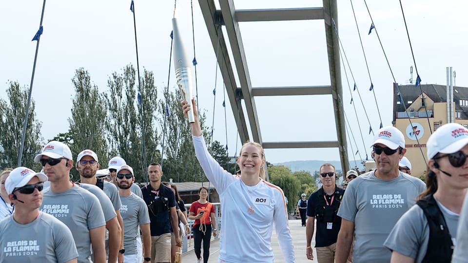 Aline Rotter-Focken trägt Olympische Fackel - Alle Stationen nahe ...
