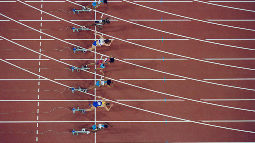 Obstaculos De Atletismo Un Par De Personas Que Están Saltando Un