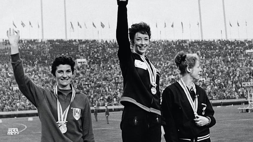 Ann Packer remporte le 800 m à la stupeur générale