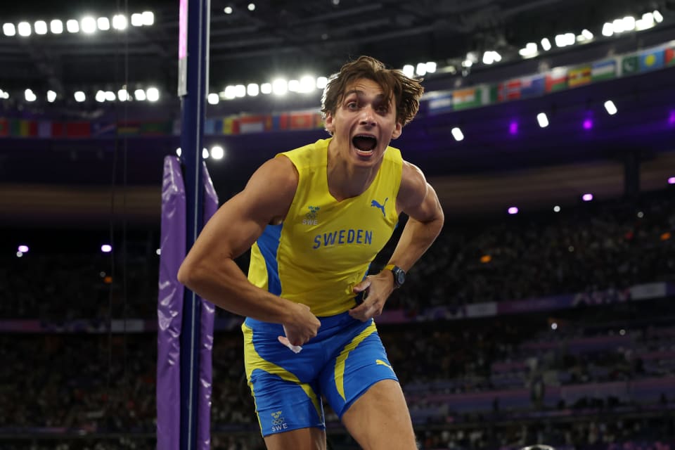 Mondo Duplantis claims incredible pole vault gold and breaks own world ...