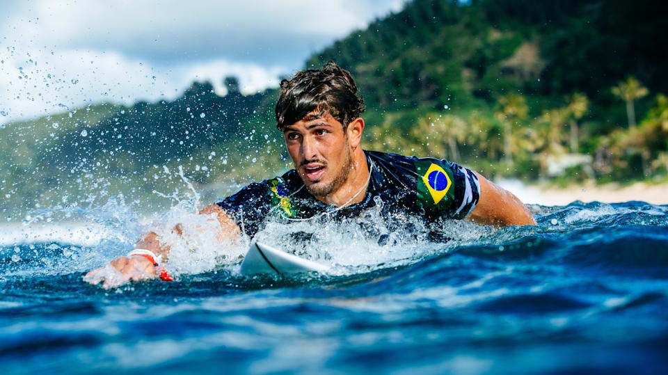 Surfista brasileiro João Chianca está consciente e estável após ...
