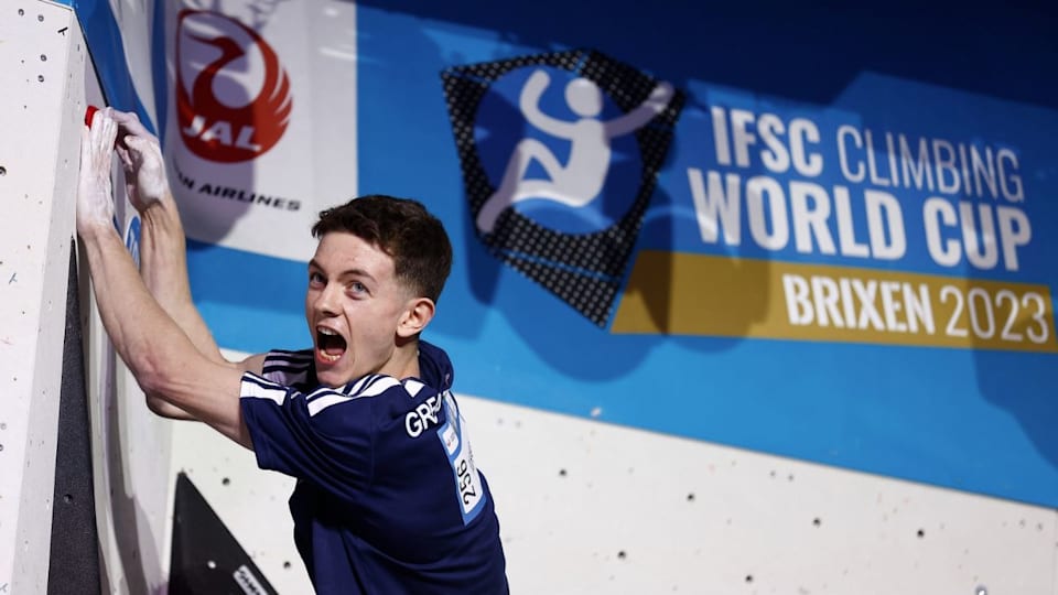 Sport Climbing World Cup 2023 Brixen: Toby Roberts wins first boulder ...