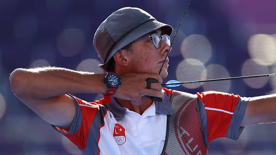 Tir à l’arc individuel : le Turc Mete Gazoz en or