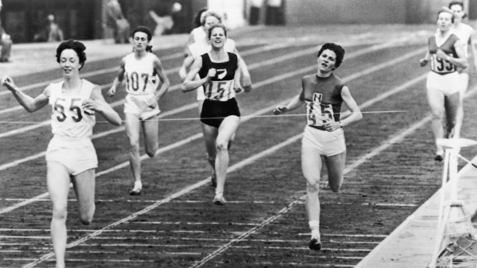 Ann Packer remporte le 800 m à la stupeur générale