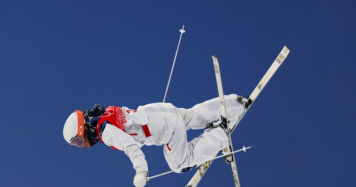 How is a moguls run scored?