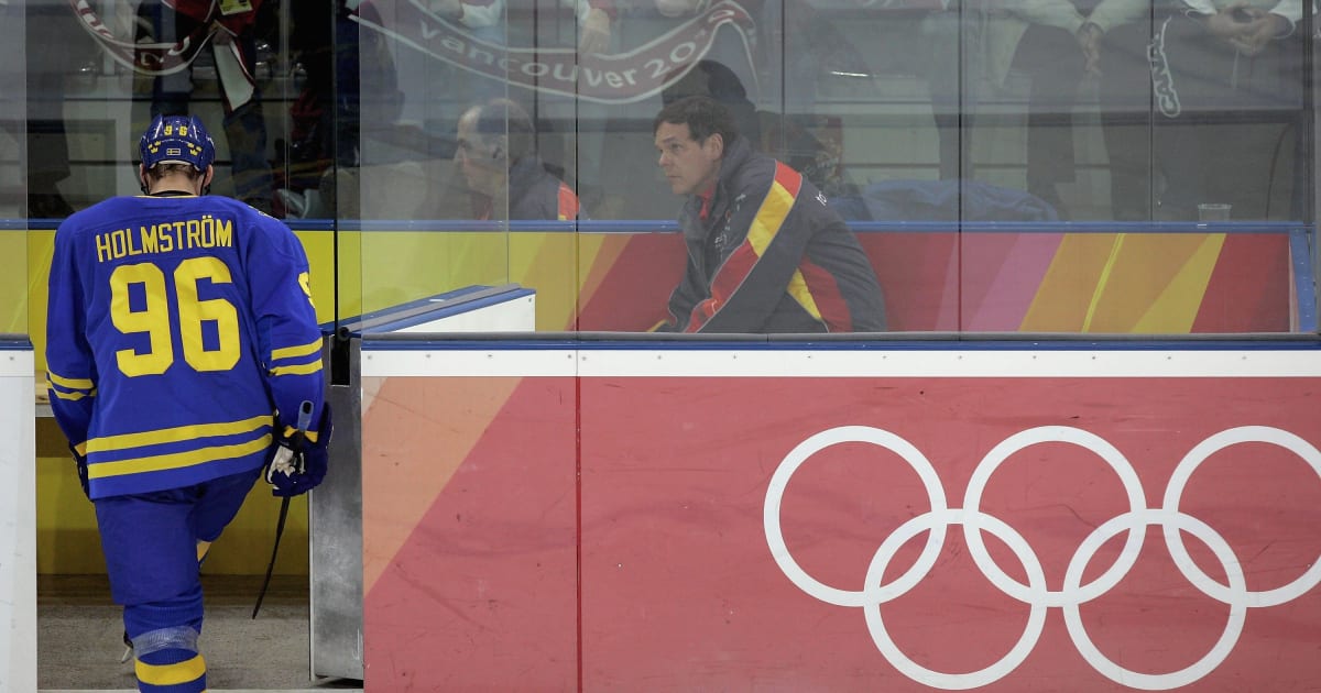 How does the penalty box work in Olympic ice hockey?