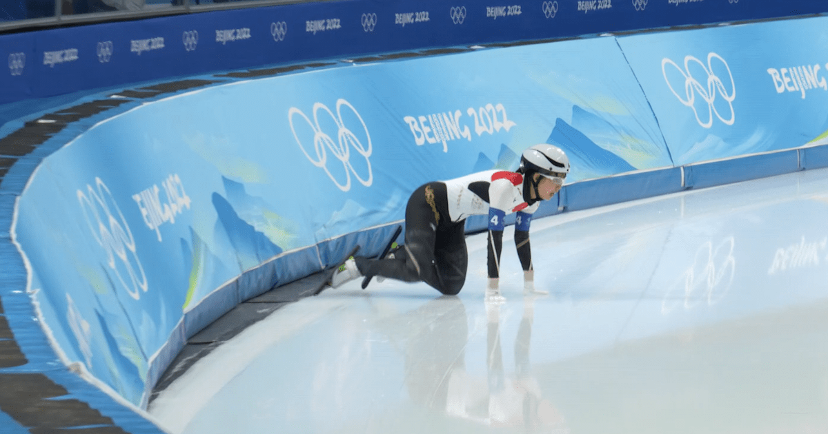 Moments | Beijing 2022 - Speed Skating - Japanese skater falls in last lap