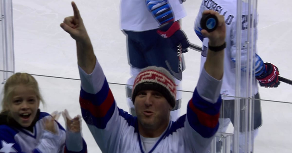 Hockey fan catches flying puck