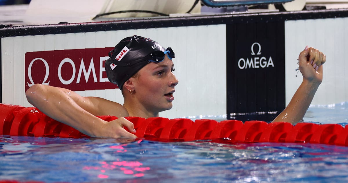 Summer McIntosh sets 200m butterfly world record en route to second gold at short course Worlds