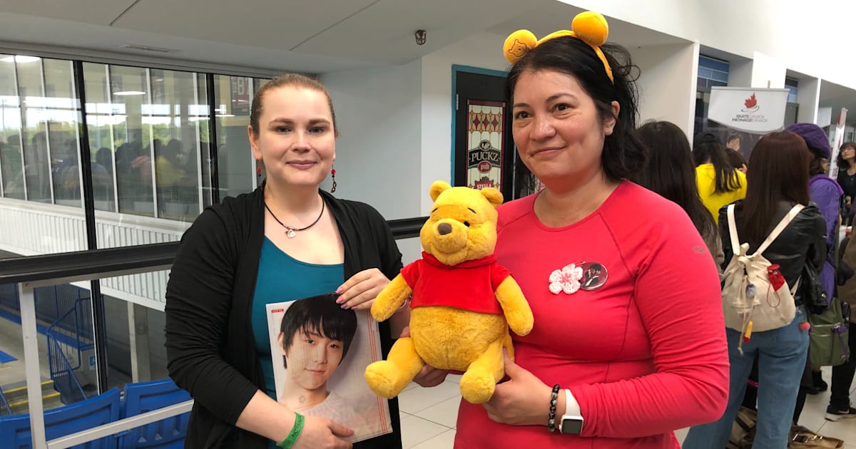 Yuzuru Hanyu fans at Thursday's Autumn Classic International practice