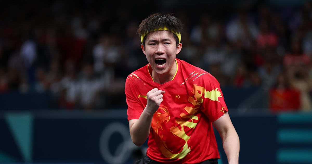 Die Nummer 1 der Tischtenniswelt Wang Chuqin erhält Ratschläge von Ma Long