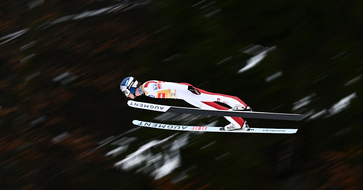How is a ski jump scored?