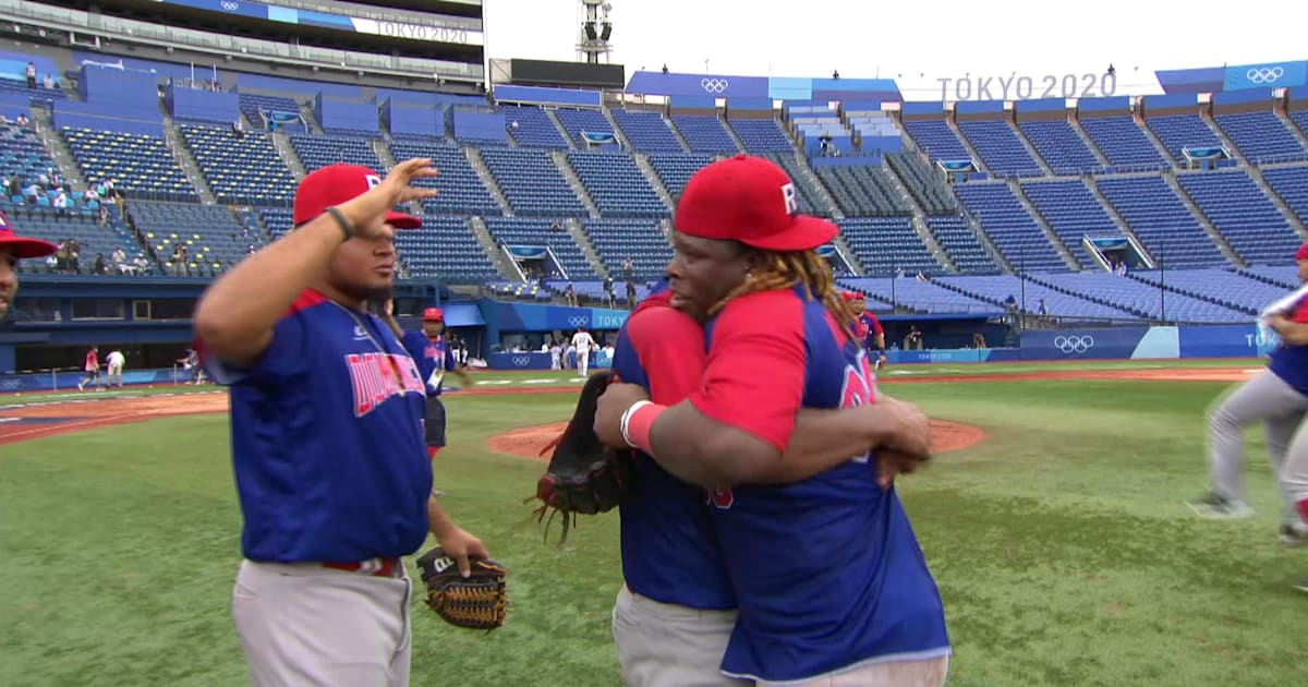 Emotion | Tokyo 2020: Baseball - Winners congratulate each other (DOM)
