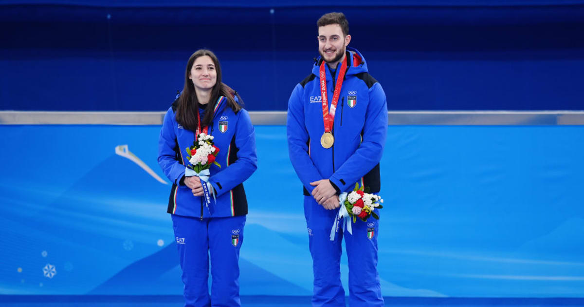 Stefania Constantini arriva in Italia con la medaglia d'oro nel curling ...