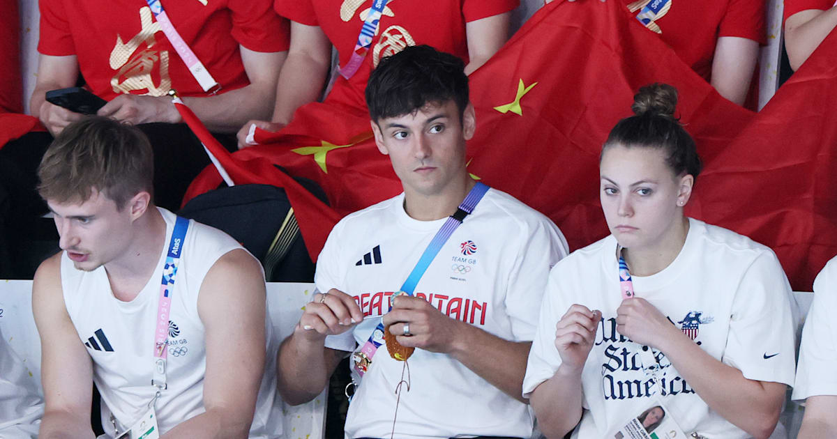 Tom Daley inaugura una exposición de tejido de punto en Tokio